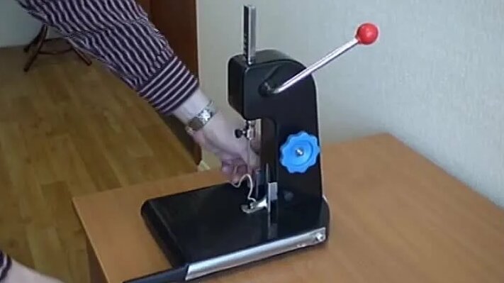 Видео Станок для архивного переплета Лотос-2, ручная прошивка, сшивка ...