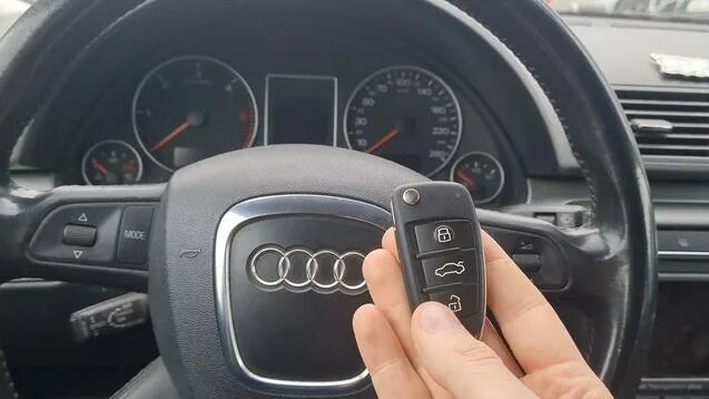 Ключ ауди А4 Б7 купить дубликат чип ключа зажигания Audi A4 B7 привязать и прописать ключ в