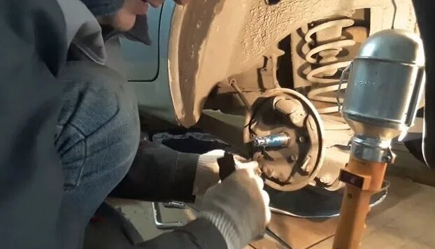 Daewoo Matiz (Матиз). Развалились тормозные колодки. Замена задних ...