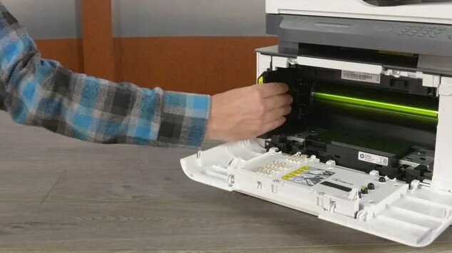 Как заменить устройство для сбора тонера в принтере HP Color Laser 150 ...