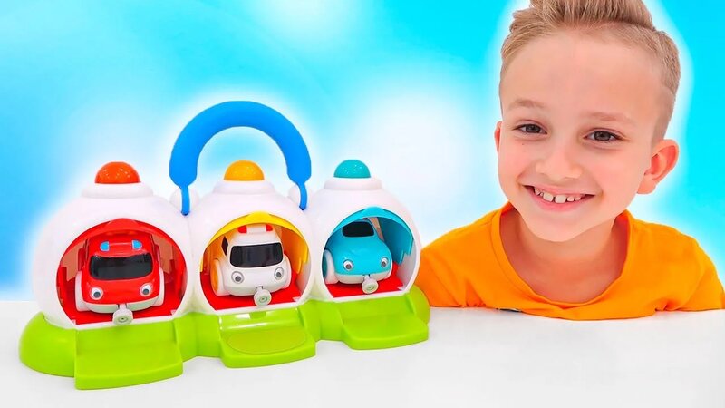 Влад и Никита играют с игрушками Веселые истории для детеи Смотреть