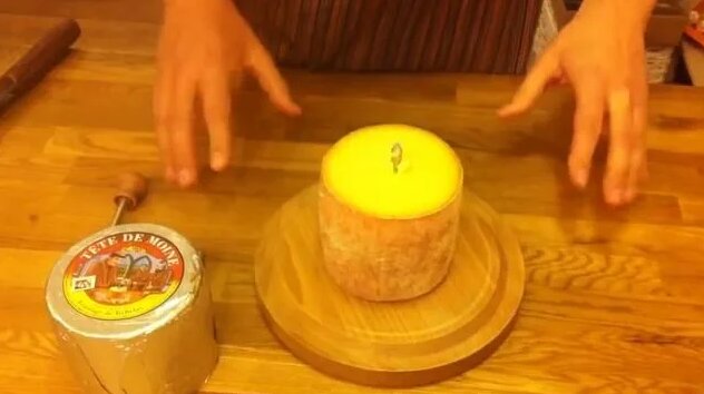 Сыр Тет Де Муан (Голова монаха) и нож жироль - Girolle & Tête de Moine ...