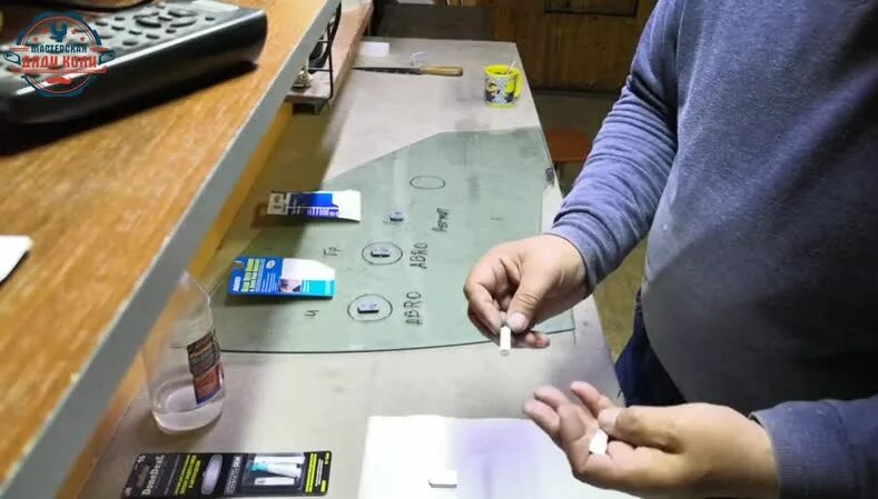 Какой клей выбрать для крепления держателя салонного зеркала. Клеим ...