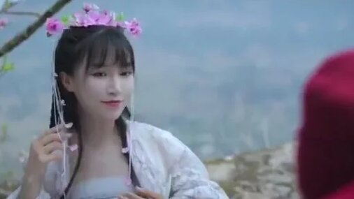 жизнь деревне Цветущий персик заставляет бабушку любоваться цветами Смотреть онлайн в поиске