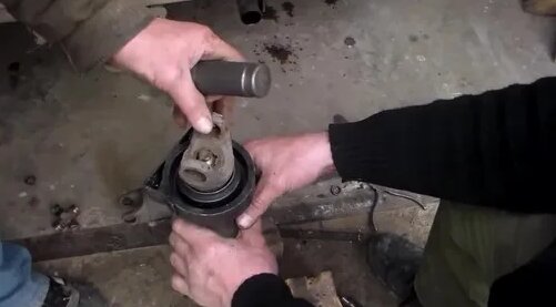 Как заменить подвесной подшипник на кардане ВАЗ 2101–2107: пошаговое видео - Смотреть онлайн в ...