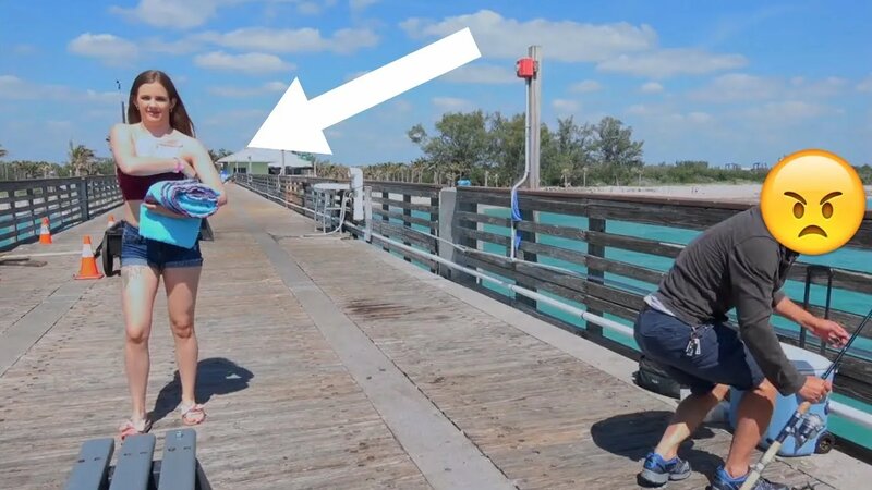 Girl Flashing The Camera At The Beach ! - Смотреть онлайн в поиске Яндекса по Видео