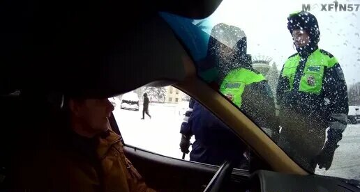 Нервный ИДПС берёт на испуг документы давай Смотреть онлайн в