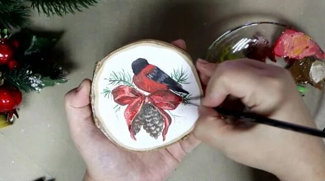 Как быстро нарисовать снегиря акрилом Рисуем на спиле дерева Смотреть онлайн в поиске