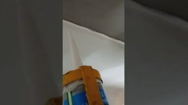 аккуратный шов силиконом между ванной и плиткой Смотреть онлайн в