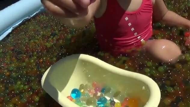Купаемся и играем в бассейне с шариками орбиз Have fun in orbeez pool - Смотреть онлайн в поиске ...