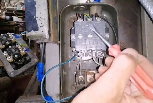 Как подключаю 3 х фазный двигатель через магнитный пускатель с тепловым реле Смотреть онлайн