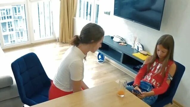 Обожгла няню Утюгом. Издевается над Няней А4. Издевается над Няней ...