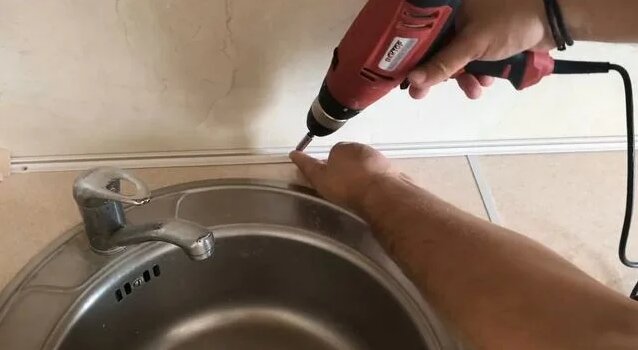 Кухонный плинтус для столешниц. Установка плинтуса на столешницу ...