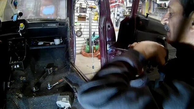 Один из способов, как открутить дверные болты на Ваз 2101 - 2107. - Смотреть онлайн в поиске ...