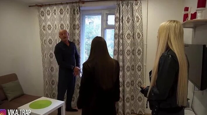 Разница в возрасте ЕЙ 19, ЕМУ 49!!! _ Проверка мужчины на Верность _ Vika Trap - Смотреть онлайн ...