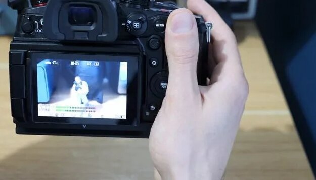 Using Eye Sensor AF On The Panasonic GH6 | Auto Focus When Looking Through the Viewfinder on the ...