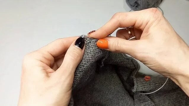 Стильный жилет для мальчика спицами подробный мастер класс для