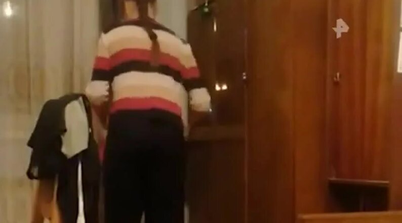 Мать таскает дочь за уши и бьёт лицом об стол Смотреть онлайн в поиске Яндекса по Видео