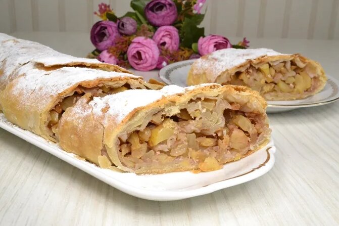 Штрудель с яблоками корицей изюмом Выпечка ароматная много яблок