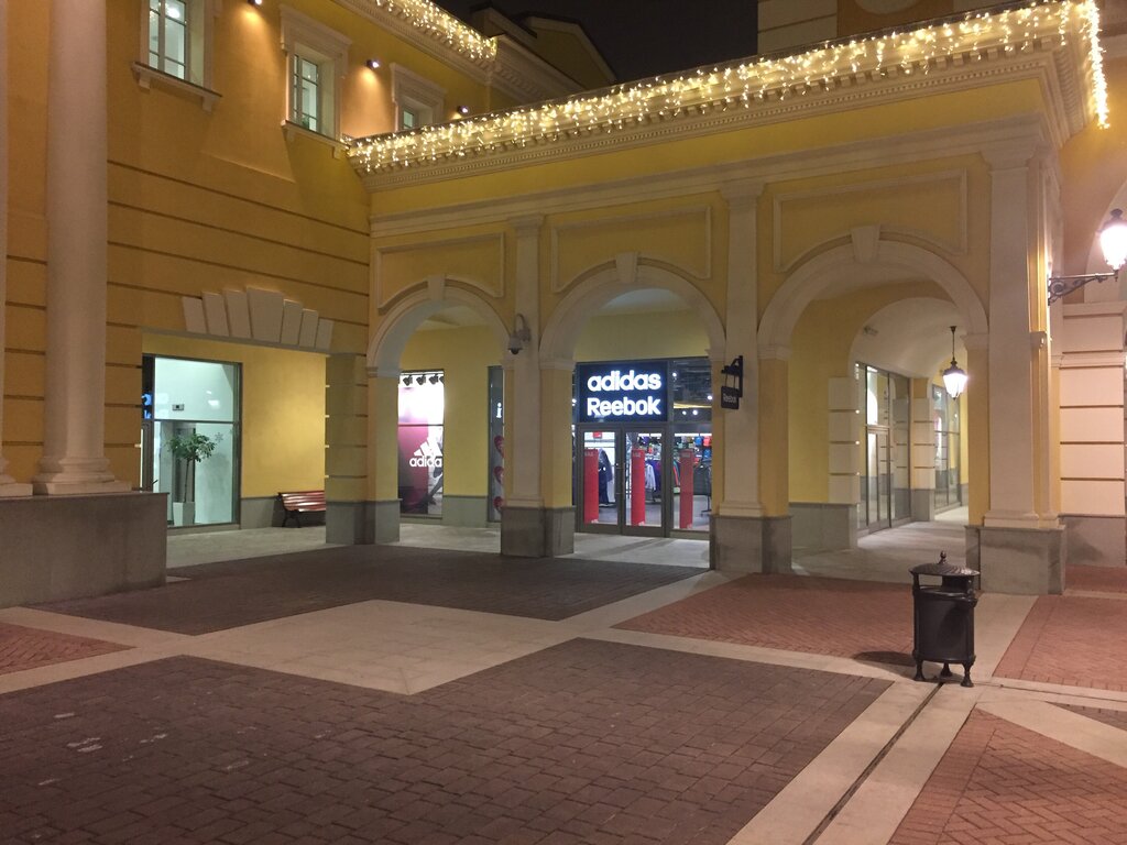 Spor giyim ve ayakkabı Adidas & Reebok Outlet, Saint‑Petersburg, foto