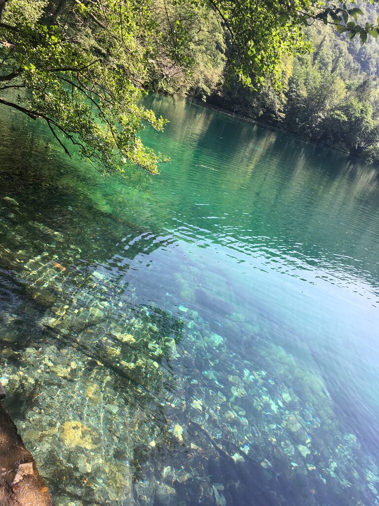 Şelale Goluboye ozero Waterfall, Kabardino‑Balkarya, foto