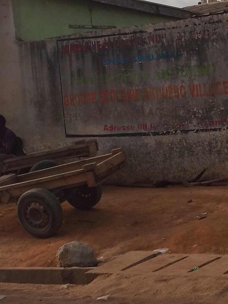 Ortaokul Groupe scolaire akouedo village, Abican, foto