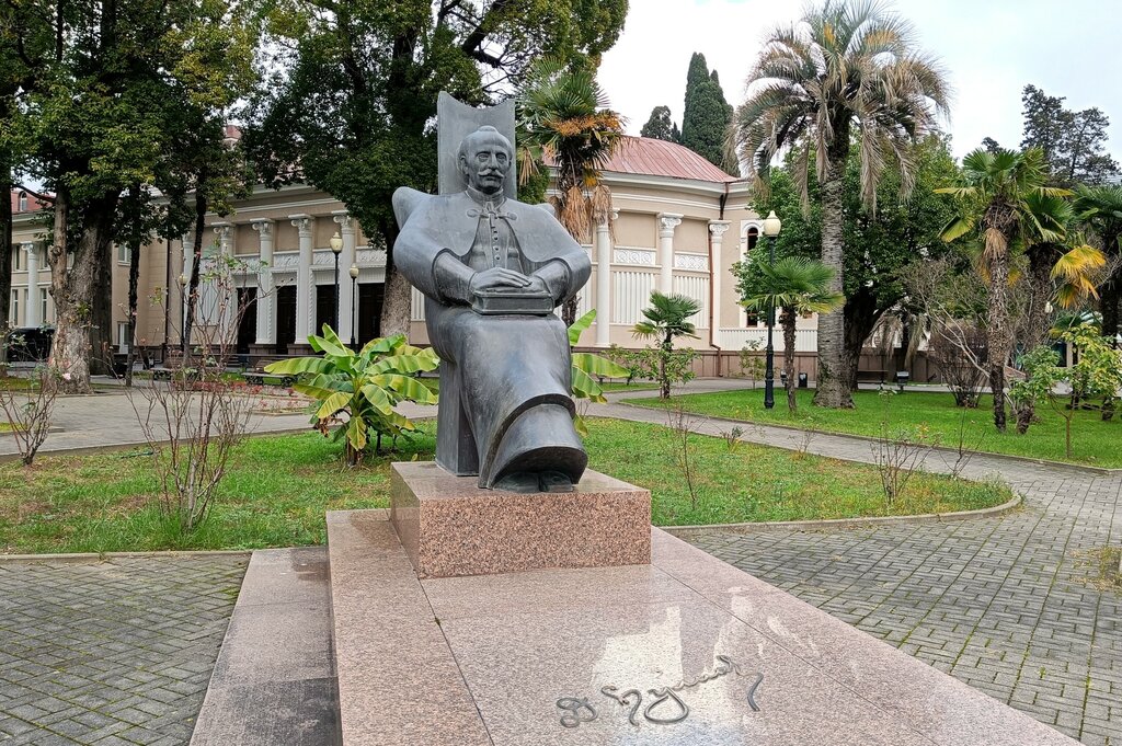 Park, sokak heykeli Д.И. Гулиа, Suhum, foto