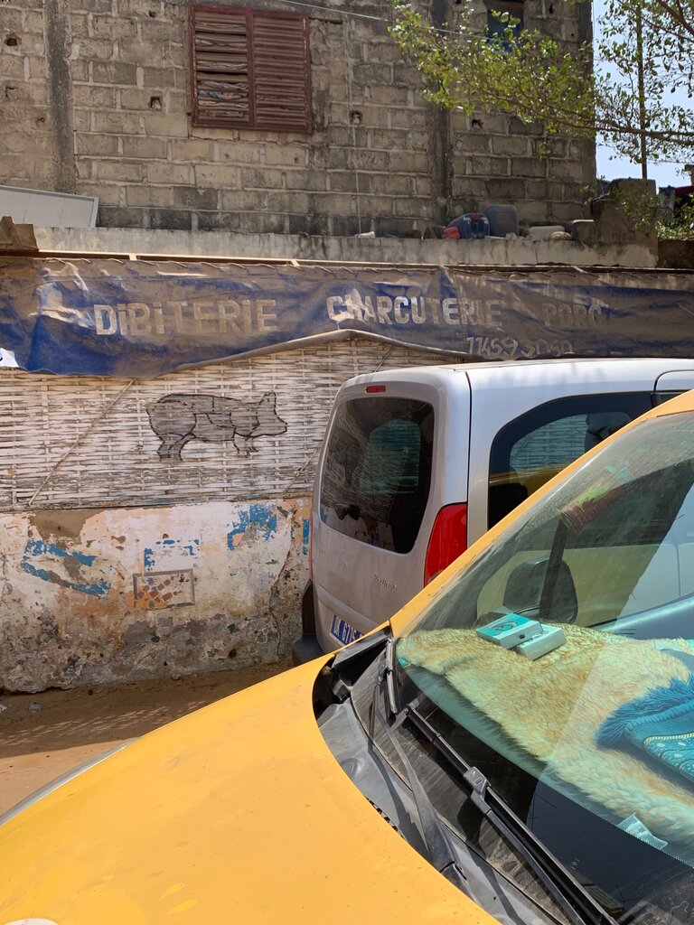 Restoran Resto Dibiterie Charcuterie Viande de Porc, Dakar, foto