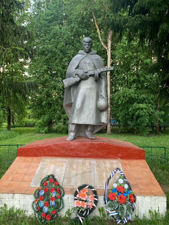 Anıt, heykel Воинам-односельчанам, павшим в годы Великой Отечественной войны, Brianskaya oblastı, foto