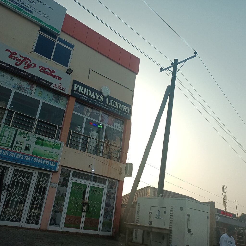 Giyim mağazası Fridays luxury, Akra, foto