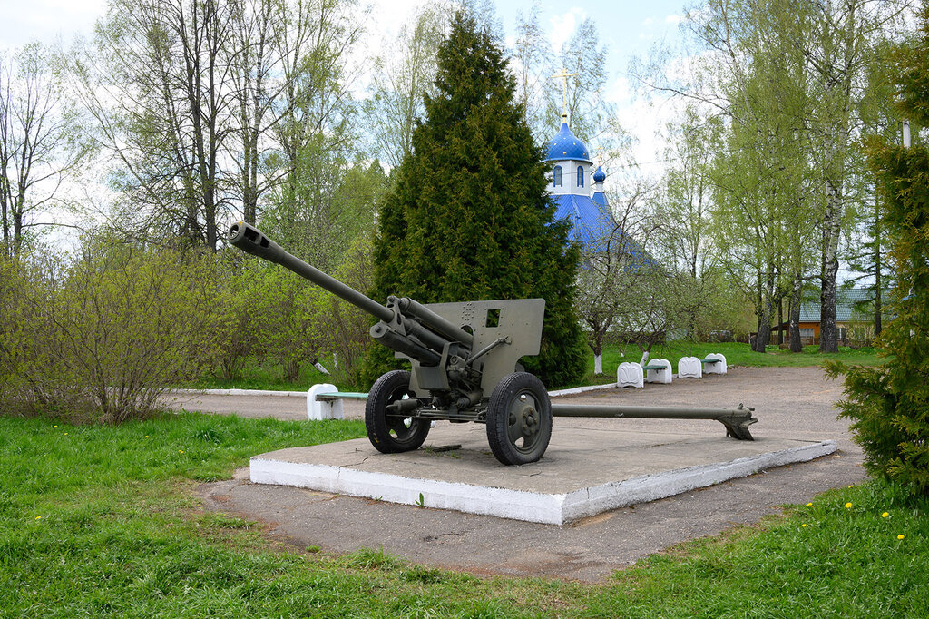 Teknoloji anıtı 76-мм дивизионная пушка ЗиС-3 образца 1942 г., Kalujskaya oblastı, foto