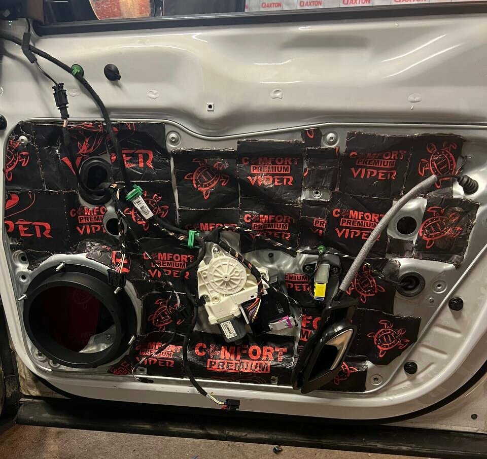 Oto ses sistemleri BassBoost Lab, Moskova, foto