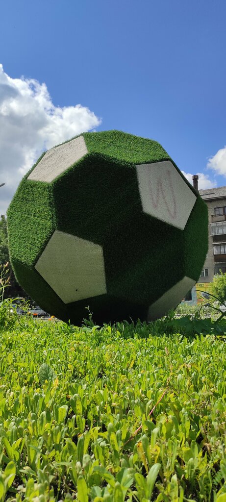 Park, sokak heykeli Мяч, Yekaterinburg, foto