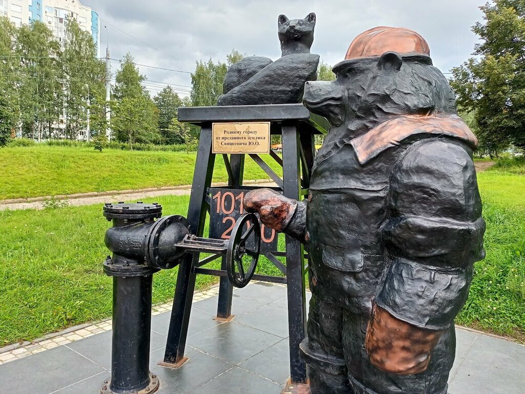 Park, sokak heykeli Медведь-нефтяник, Yaroslavl, foto