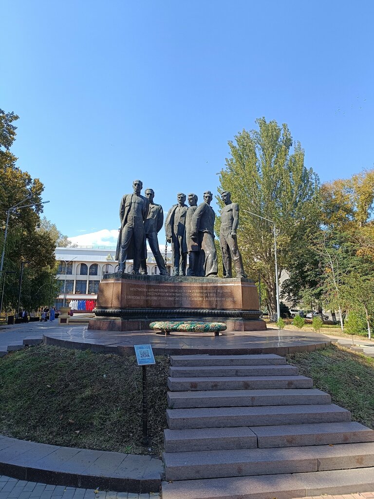 Anıt, heykel Борцам революции, Makhachkala, foto