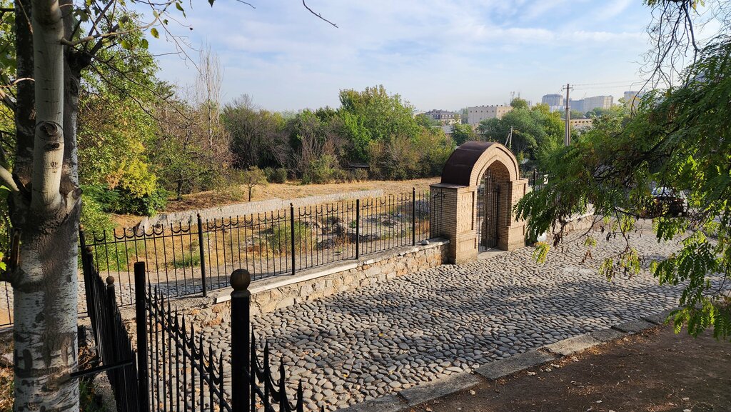 Turistik yerler XI-XII c. Bath Ruins, Osh, foto