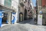 Belledonne Suite & Gallery (Vico Belledonne a Chiaia No:28, Naples), otel  Napoli'den