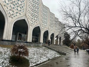 Özbekistan Sanat Akademisi Merkez Sergi Salonu (Sharof Rashidov Avenue No:40), sergi salonları, galeriler  Taşkent'ten