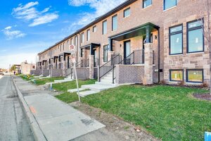 Marvelous New Townhomes for 16 guests (Ontario, Essex County, Windsor, Windsor), otel  Windsor'dan