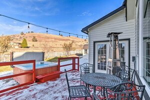 Alluring Home w Fire Pit 1/2 Mi to Oit! (Oregon, Klamath County, Klamath Falls, Harmony Lane), otel  Klamath Falls'tan