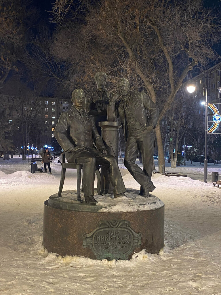 Meydan Сквер Братьев Никитиных, Saratov, foto