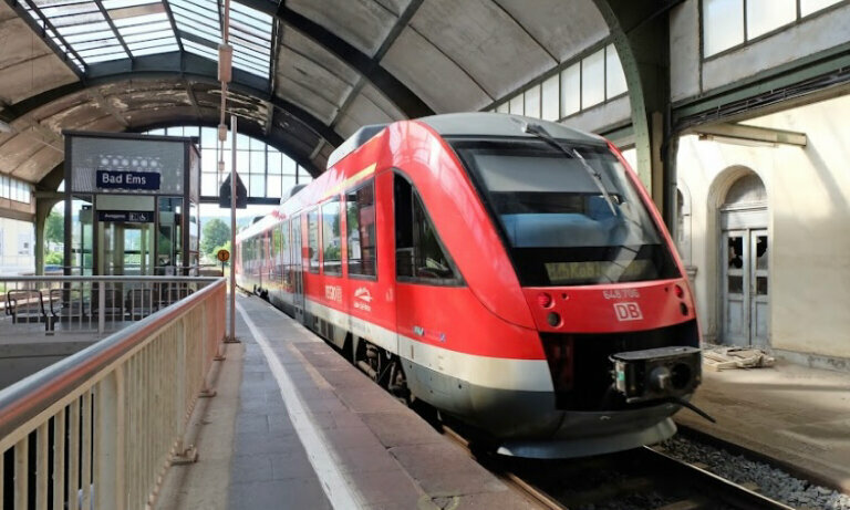 Tren istasyonu Bahnhof Bad Ems, Renanya‑Palatinate, foto