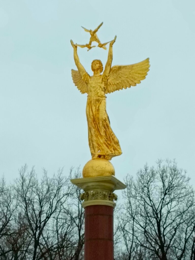 Park, sokak heykeli Добрый ангел мира, Novokuybyşevsk, foto