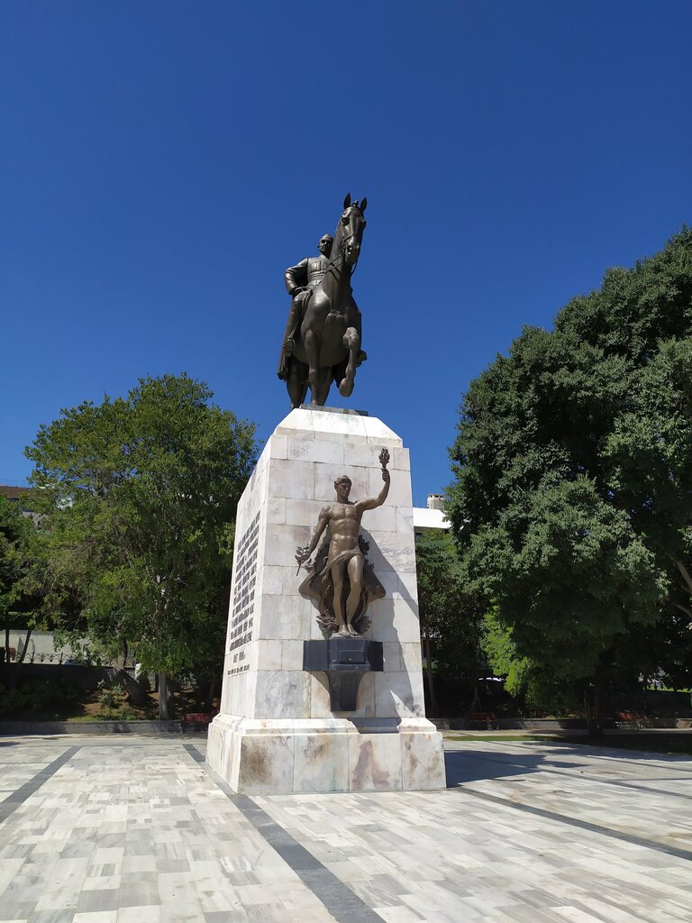 Anıt, heykel İsmet İnönü Heykeli, İstanbul, foto