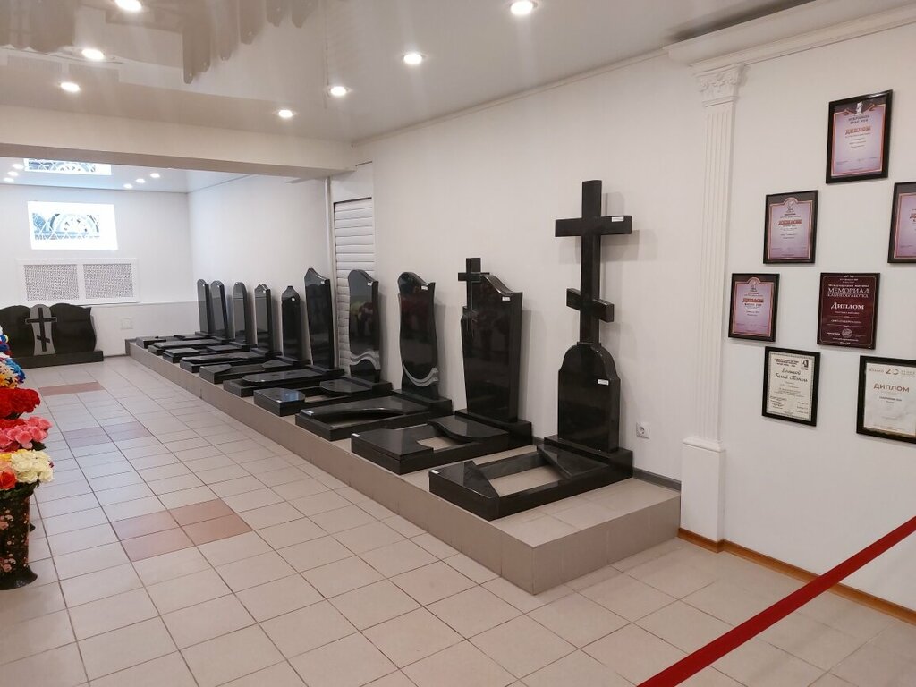 Heykel ve mezarlık taşı üreticileri Gabbrokam, Petrozavodsk, foto