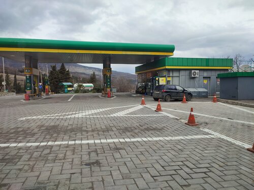 Benzin istasyonu Atan, Kırım Cumhuriyeti, foto