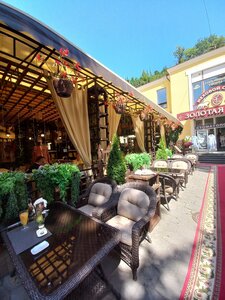 Staryy Dvorik (Kurortny bulvar No:5А), restoran  Kislovodsk'tan