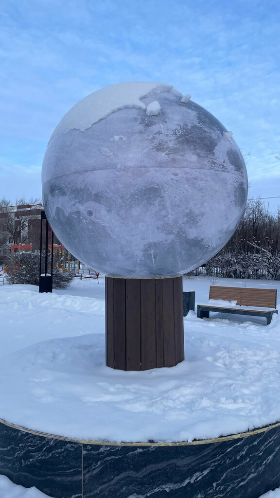 Park, sokak heykeli Luna, Hromtav, foto