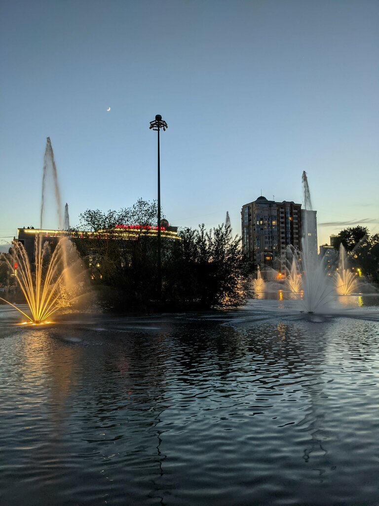Meydan Komsomolskogo Pruda Public Garden, Lipetsk, foto