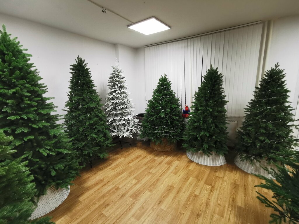 Yapay çam ağaçları ve süsleri The Kingdom of Christmas Trees, Krasnoyarsk, foto